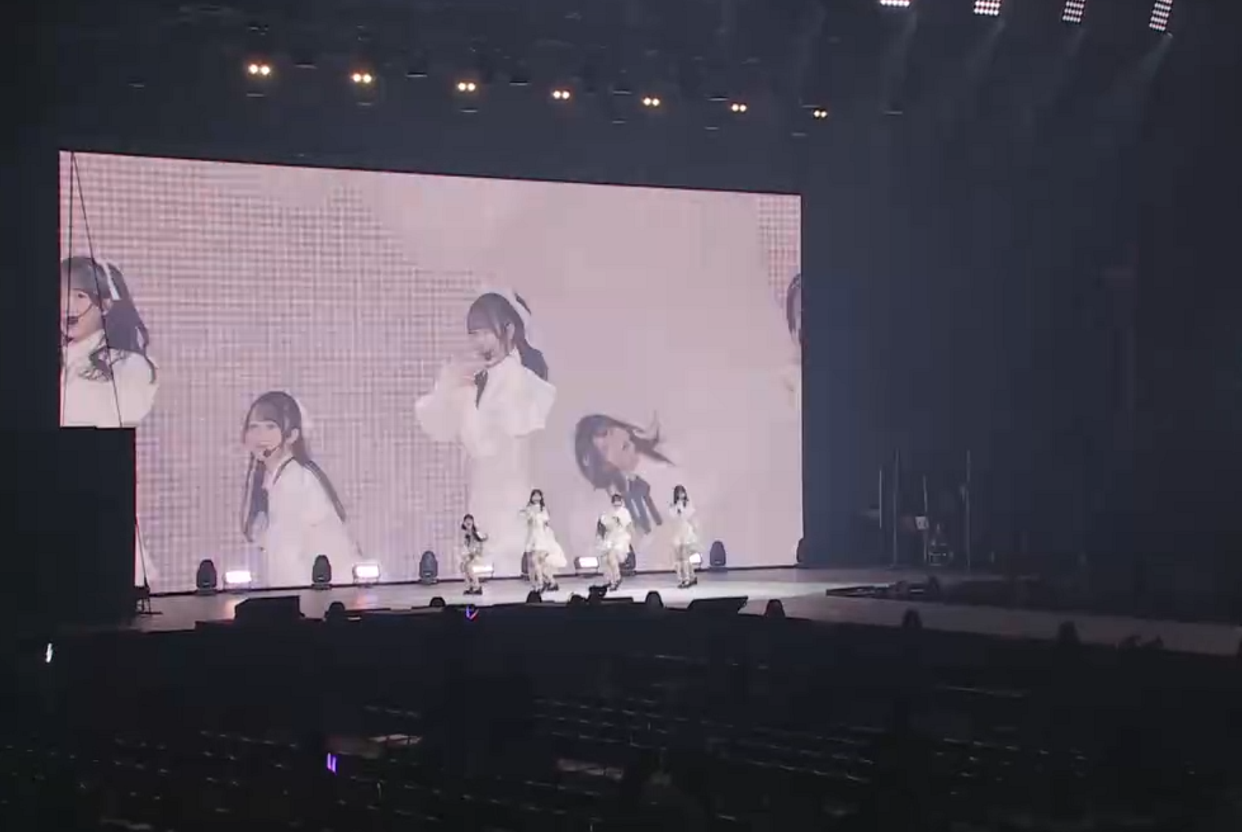 【苦笑】レインカスさん、レインツリーのガラガラステージ画像をAKBのものだと捏〇し自演連投しまくる愚行wwwww | 乃木坂LIFE -坂道・48高速まとめ-